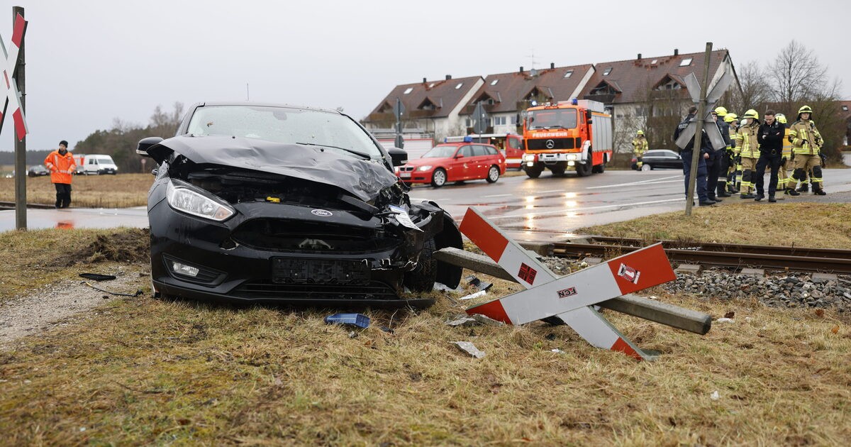 Unfall an Bahnübergang: Auto kollidiert mit Regionalzug im Landkreis Roth | Franken Fernsehen